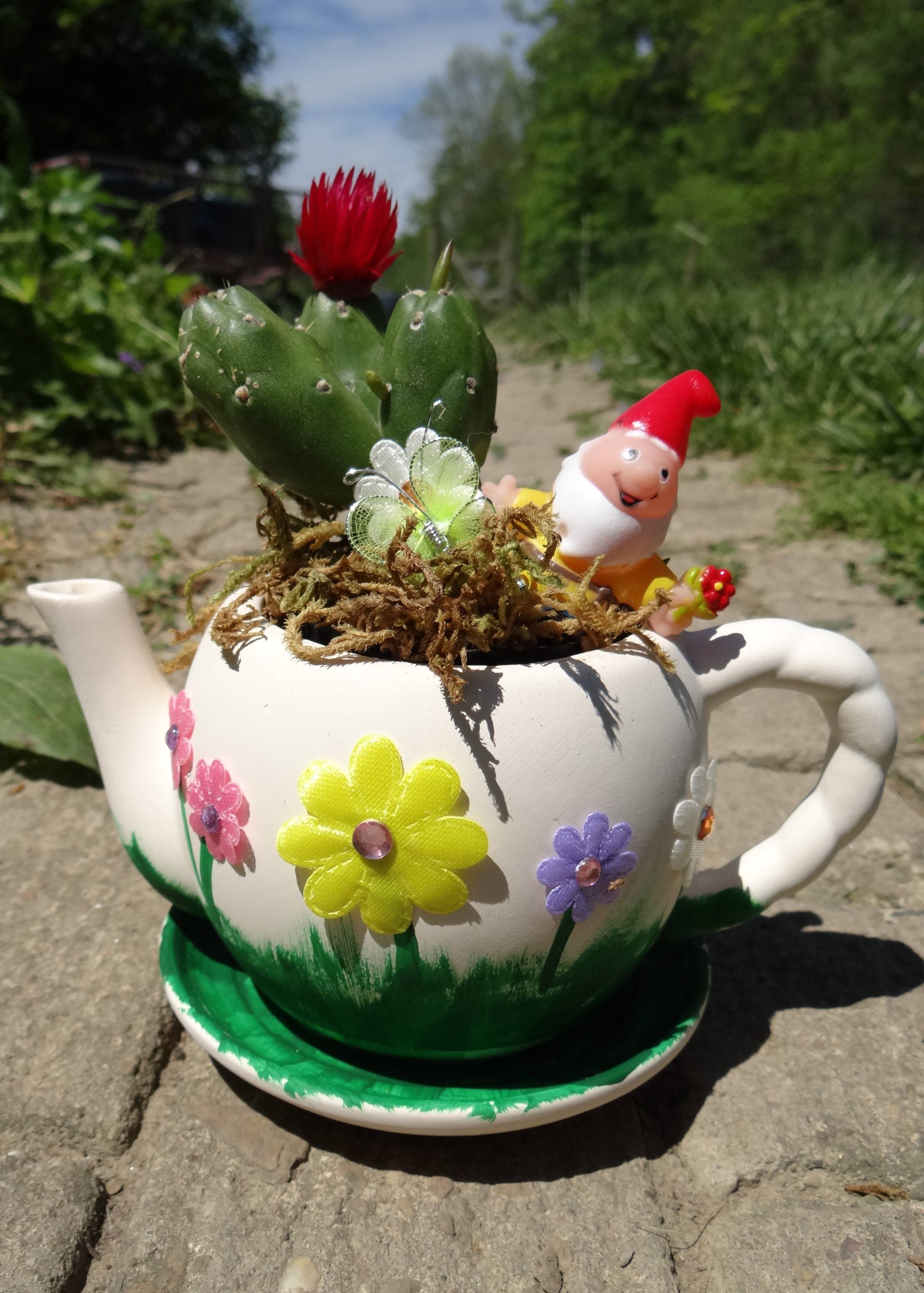 25 Tea Pot Garden Decor Ideas Worth a Look | SharonSable
