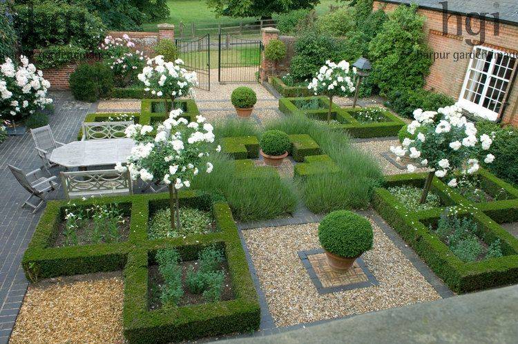 27 Formal Courtyard Garden Ideas To Consider | SharonSable