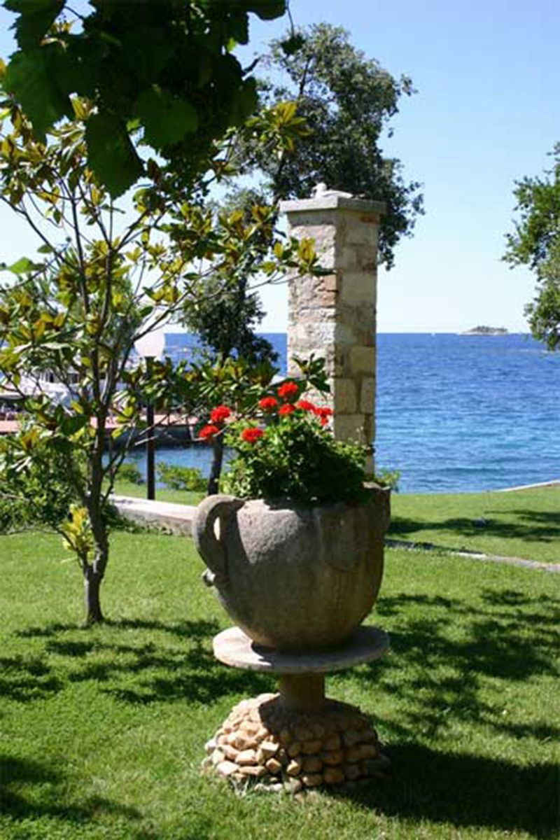 19 Roman Style Garden Ideas You Cannot Miss | SharonSable