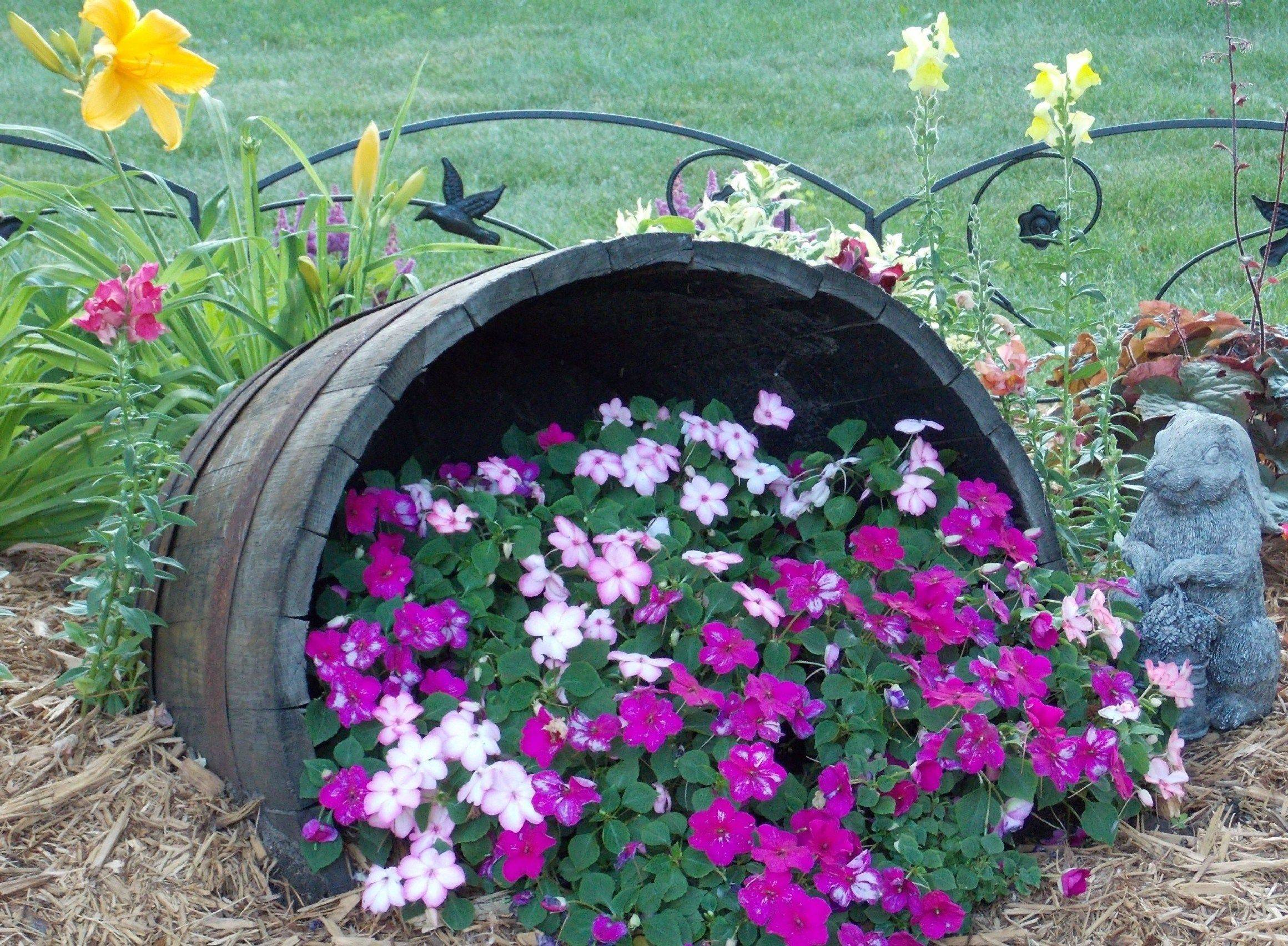 24 Spilled Flower Pot Garden Ideas You Should Look | SharonSable