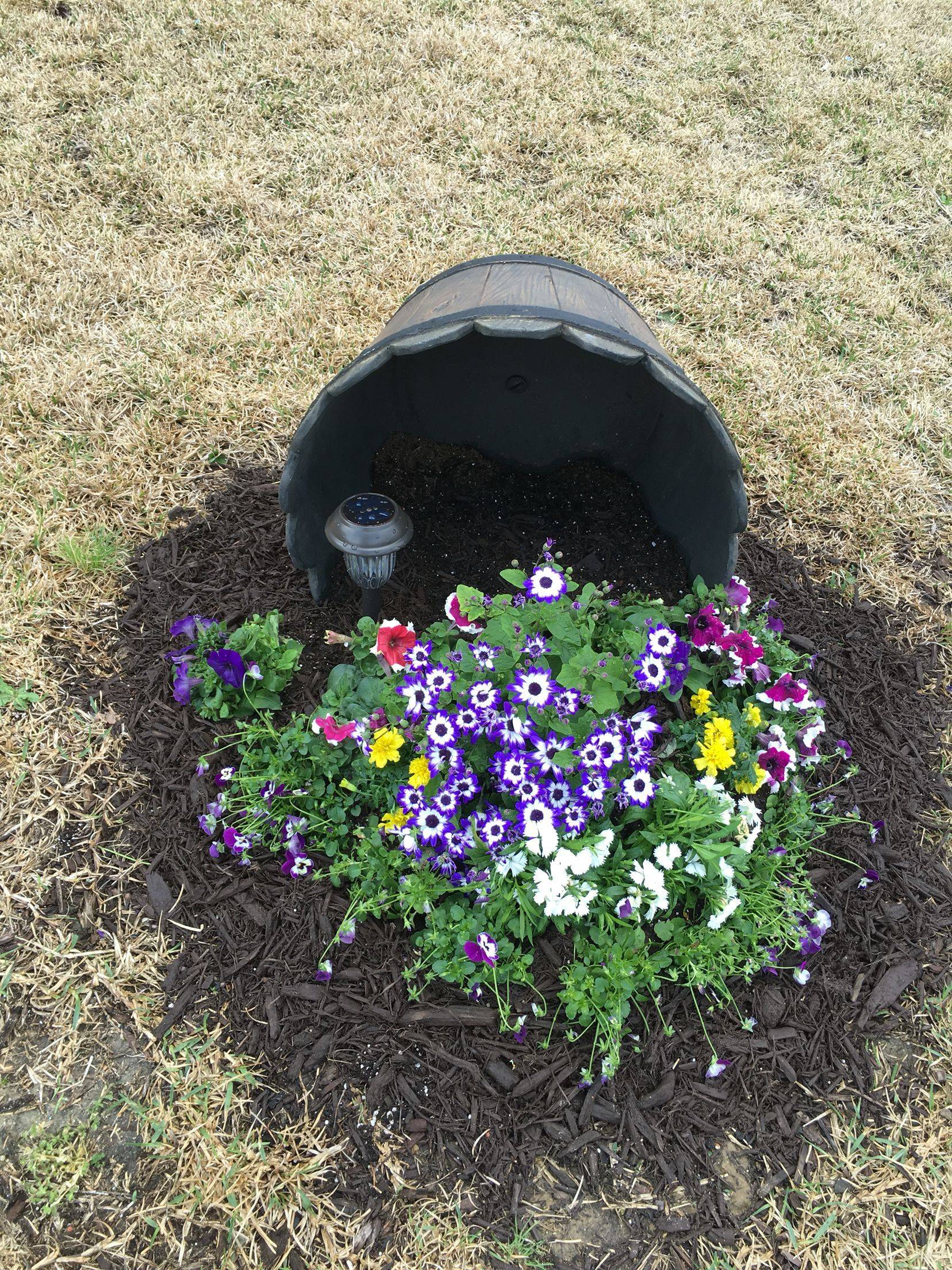 24 Spilled Flower Pot Garden Ideas You Should Look | SharonSable