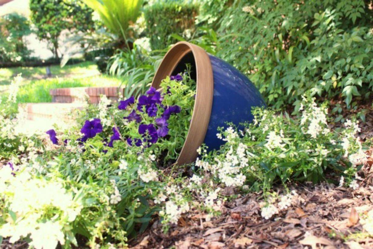 24 Spilled Flower Pot Garden Ideas You Should Look | SharonSable
