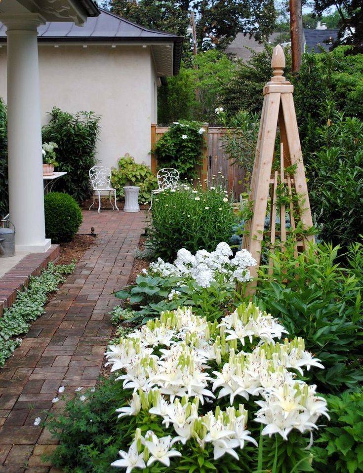 21 All White Moon Garden Ideas To Consider | SharonSable