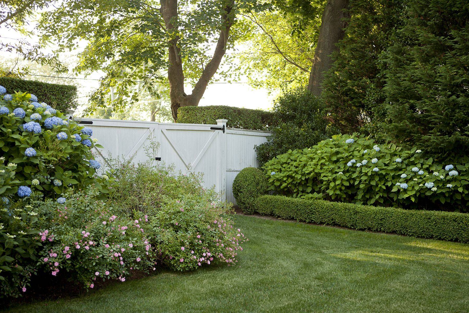 19 Hampton Style Garden Ideas To Try This Year | SharonSable