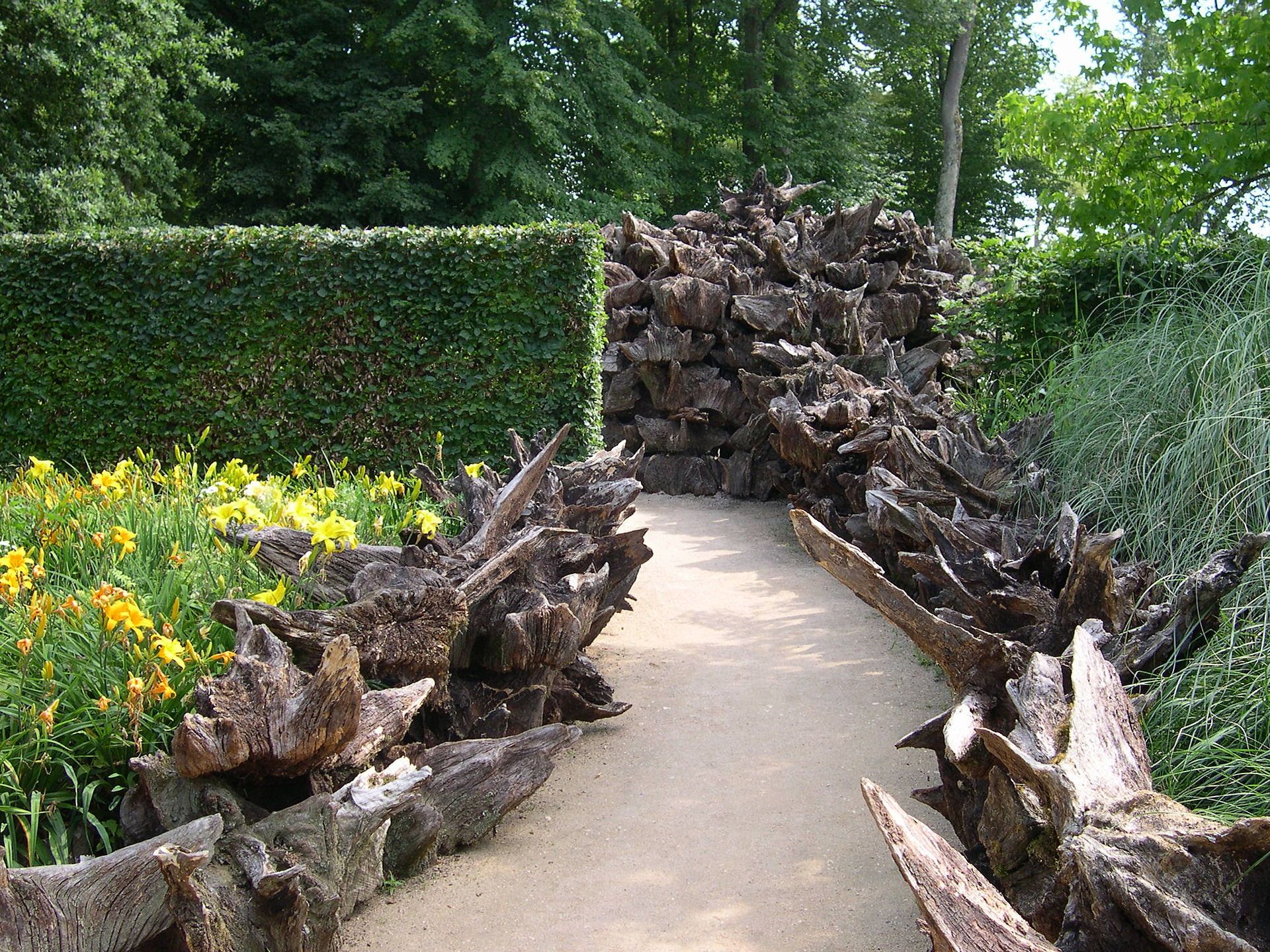 23 Stumpery Garden Ideas Worth to Check | SharonSable