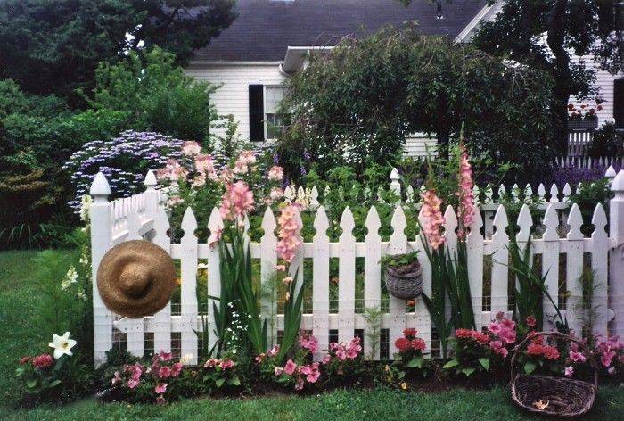 21 Country Flower Garden with Picket Fence Ideas You Cannot Miss ...