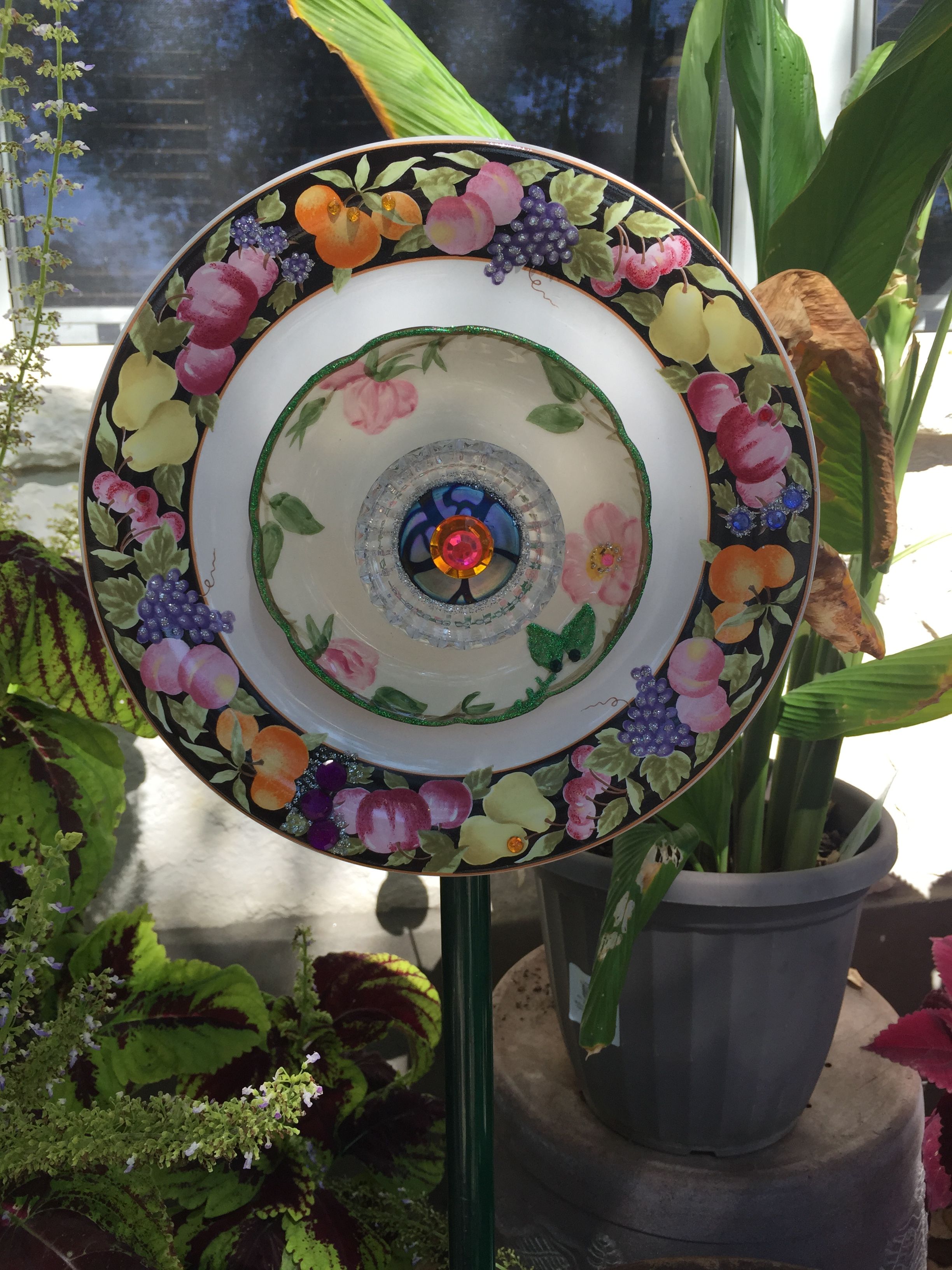 22 Garden Plate Decor Ideas To Consider | SharonSable