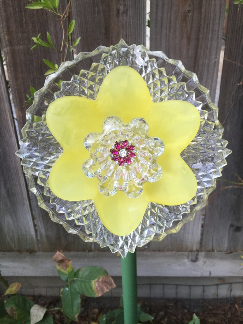 22 Garden Plate Decor Ideas To Consider | SharonSable
