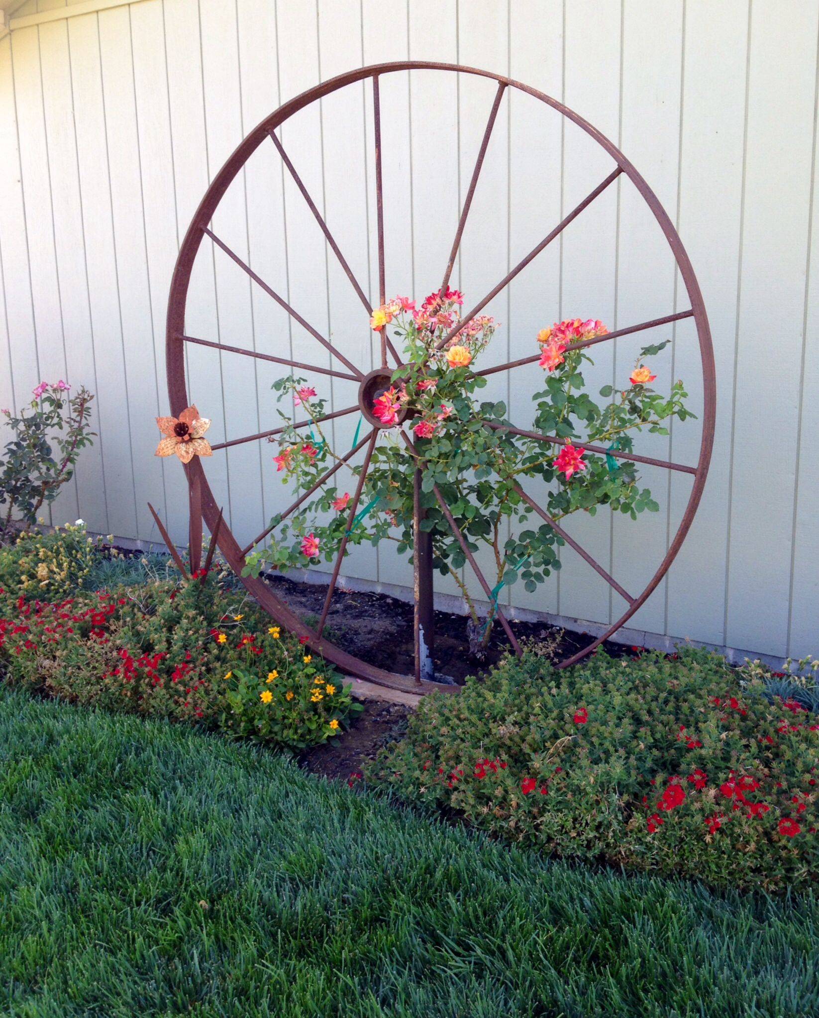22 Wagon Wheel Flower Garden Ideas You Must Look | SharonSable