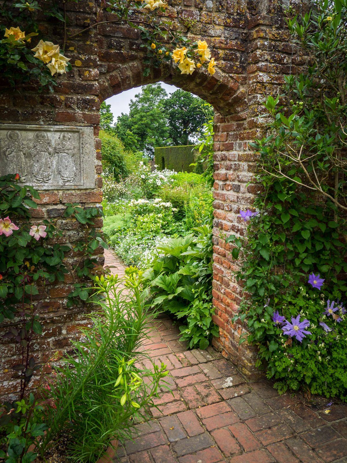 24 English Cottage Garden Gate Ideas Worth a Look | SharonSable