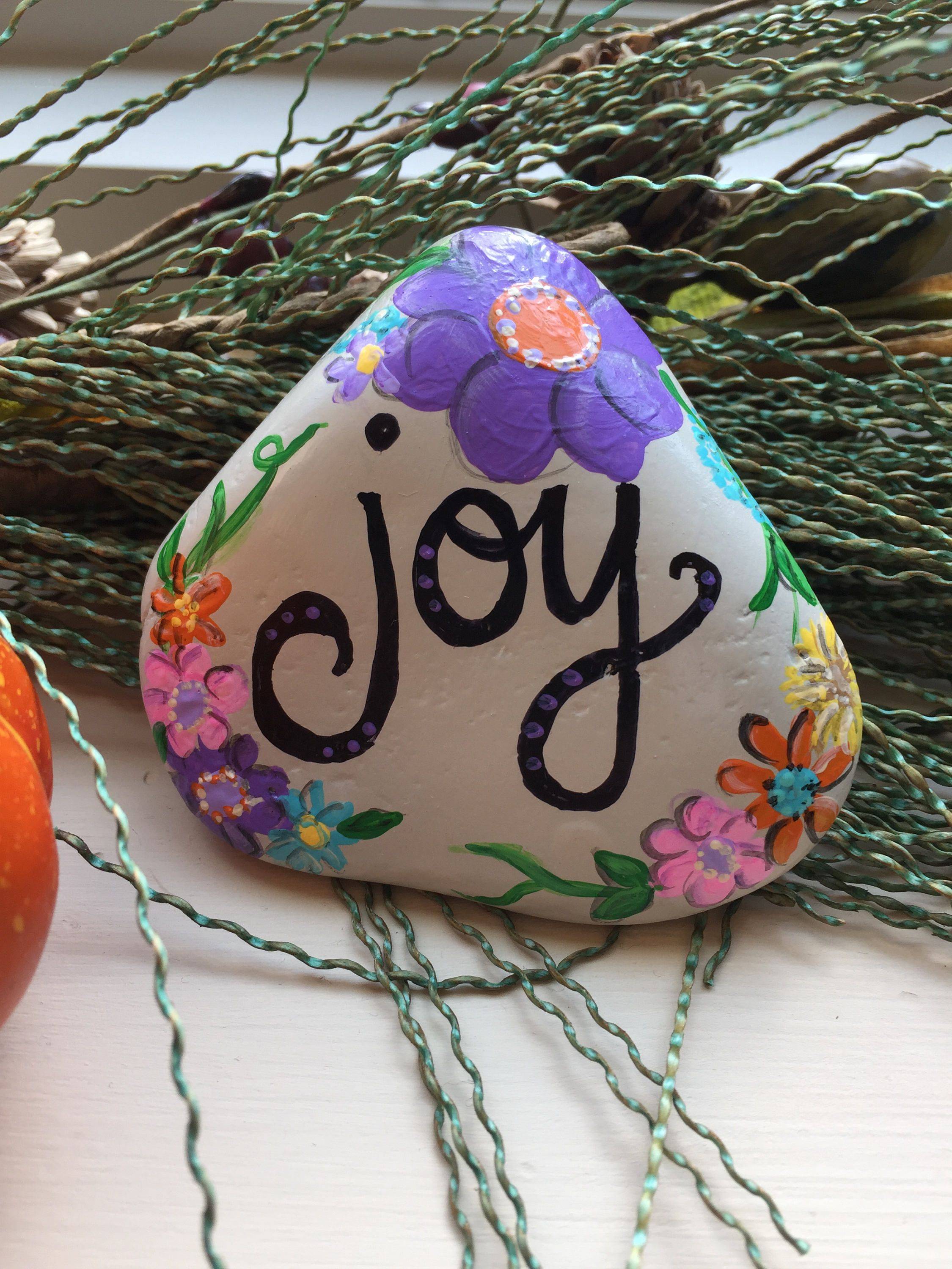 26 Hand Painted Garden Rocks Ideas To Try This Year | SharonSable