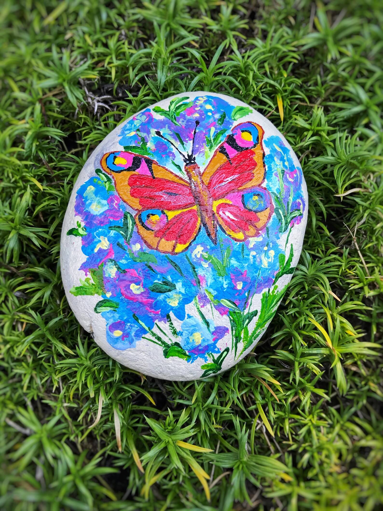 26 Hand Painted Garden Rocks Ideas To Try This Year | SharonSable