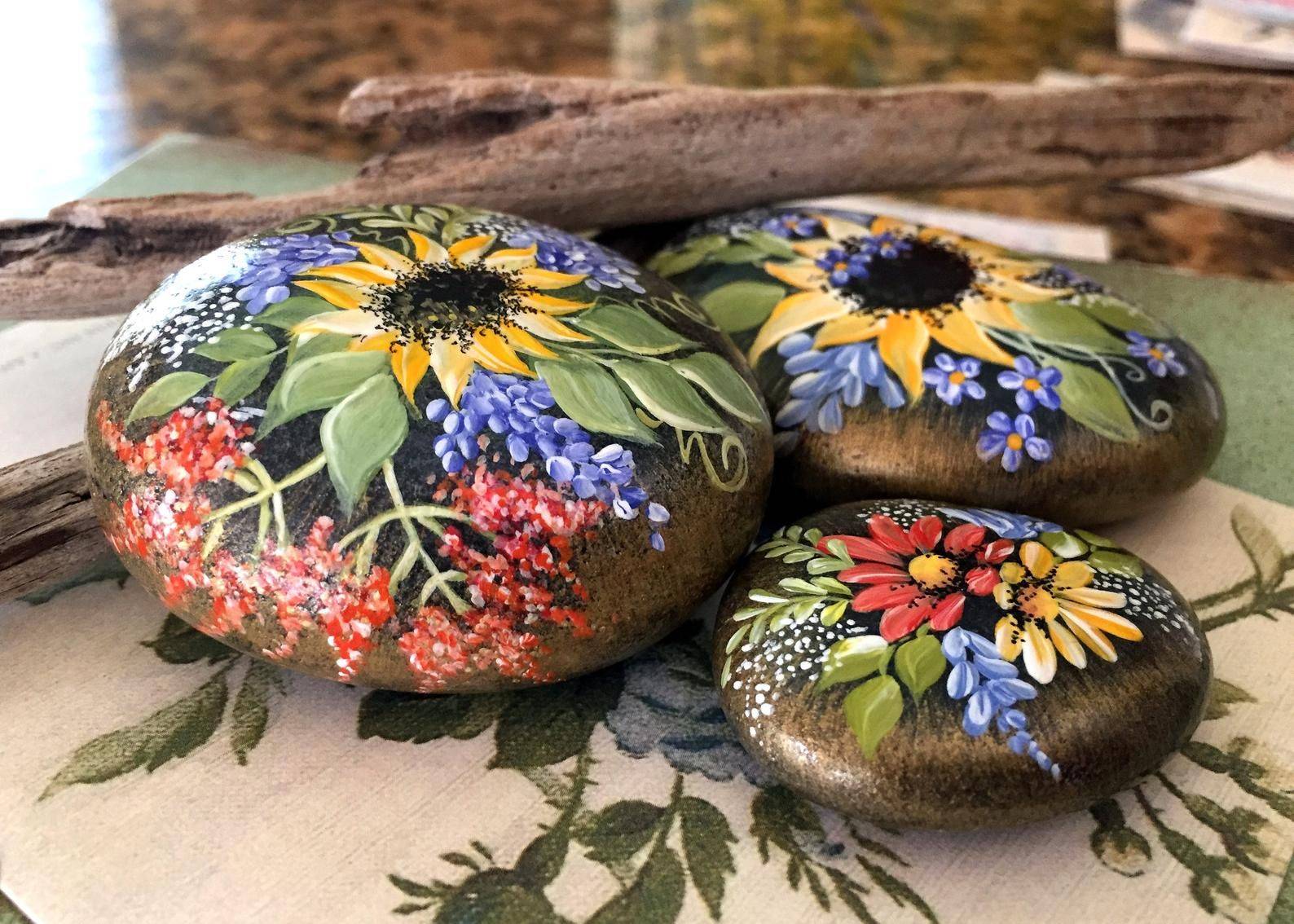 26 Hand Painted Garden Rocks Ideas To Try This Year | SharonSable