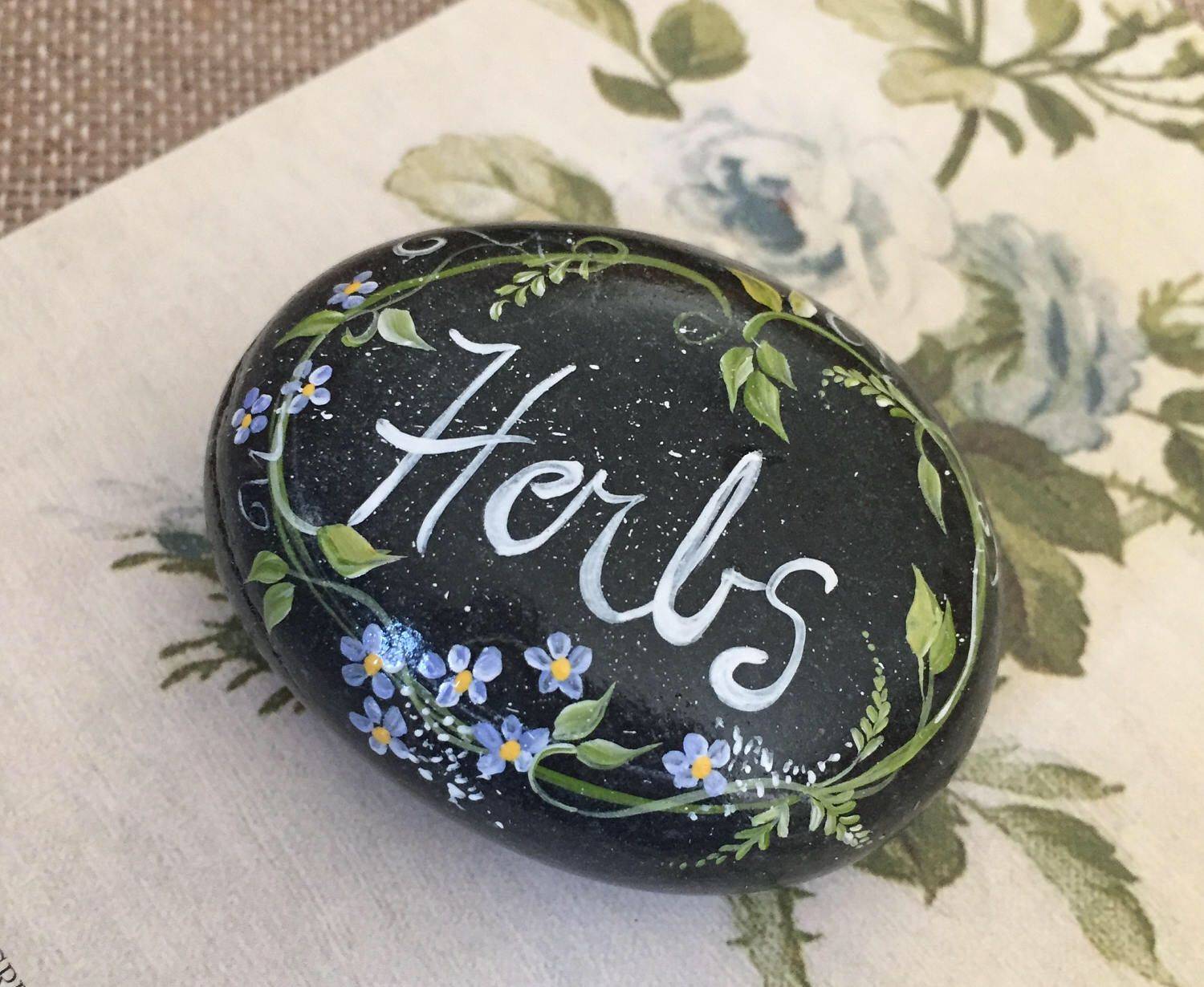 26 Hand Painted Garden Rocks Ideas To Try This Year | SharonSable