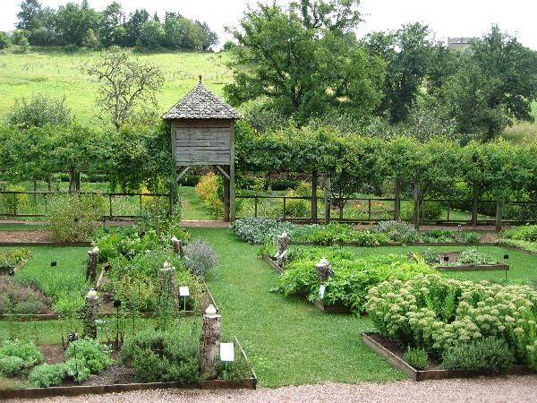 20 Medieval Garden Design Ideas Worth a Look | SharonSable