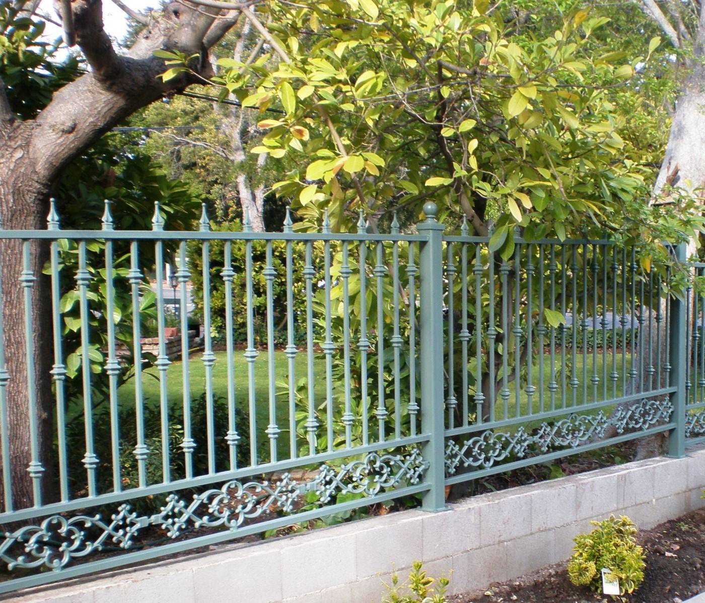 21 Iron Garden Fence Ideas To Consider | SharonSable