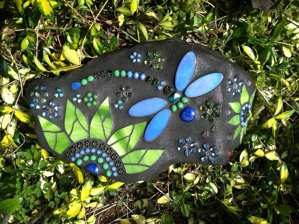 23 Dragonfly Rocks Garden Mosaic Ideas To Try This Year | SharonSable