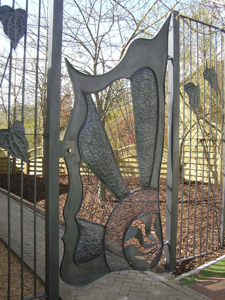 15 Funky Garden Gates Ideas To Try This Year | SharonSable