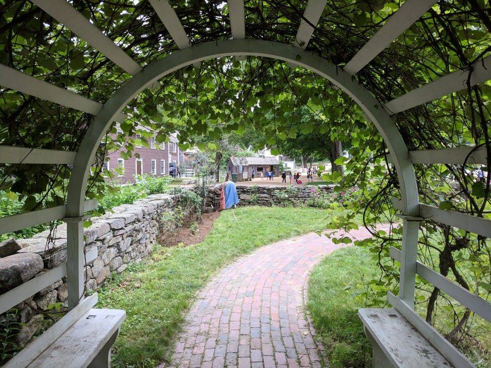 17 Contemporary Garden Arch Ideas Worth a Look | SharonSable