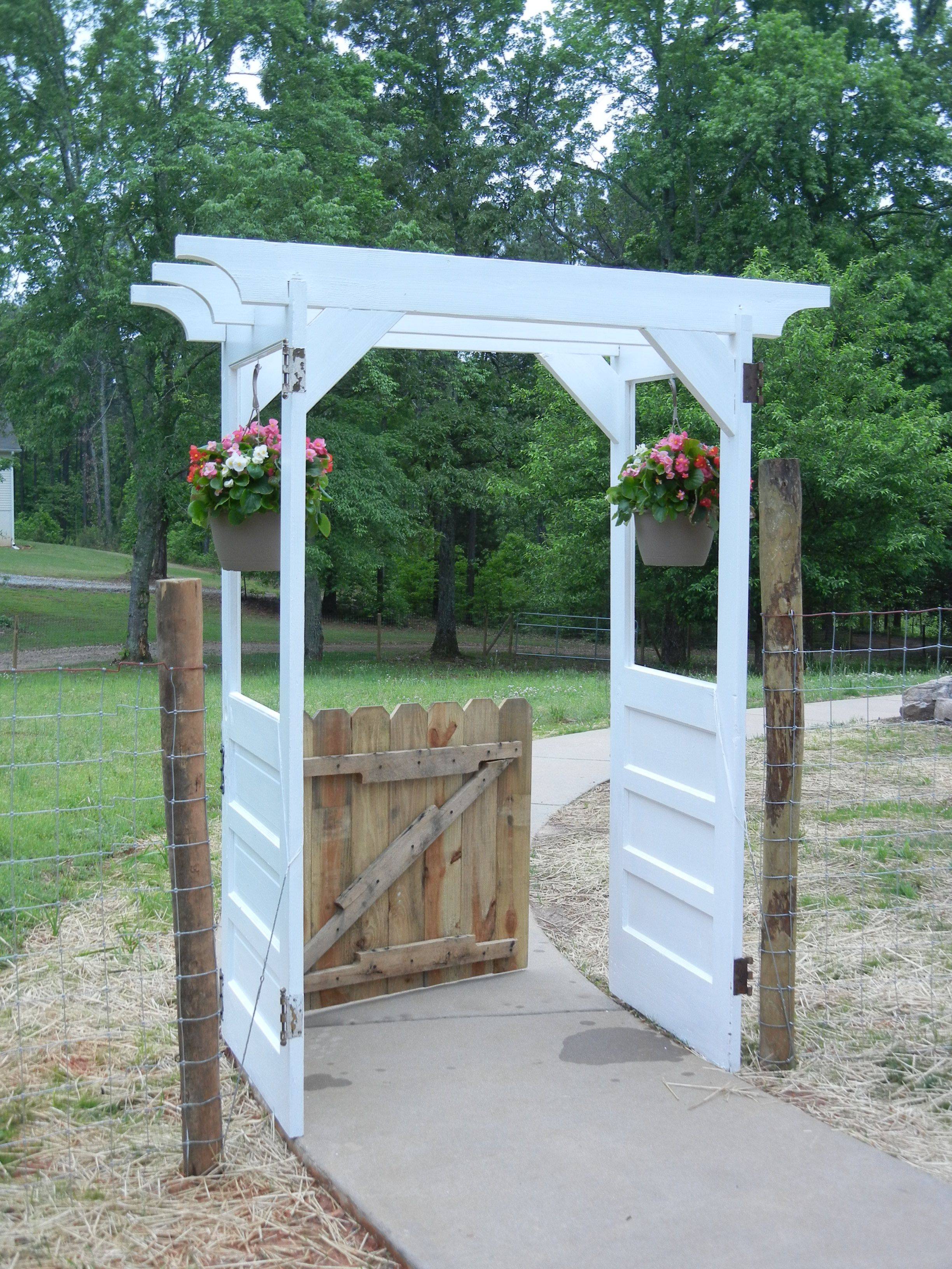 17 Wooden Garden Gates and Arbors Ideas For This Year | SharonSable