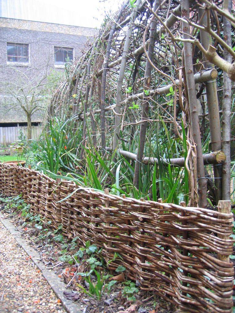 24 Woven Willow Garden Fencing Ideas To Consider | SharonSable