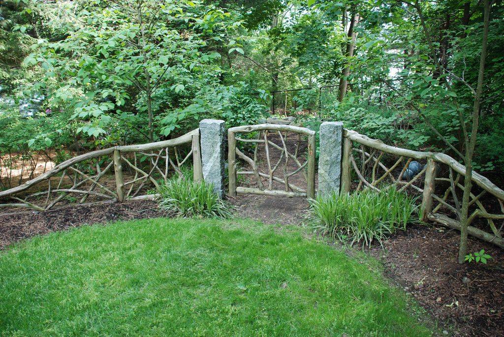 23 Rustic Tree Branch Garden Fence Ideas You Cannot Miss | SharonSable