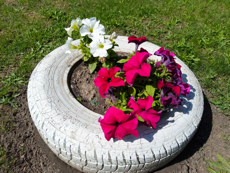 24 Colorful Tire Garden Ideas To Consider | SharonSable