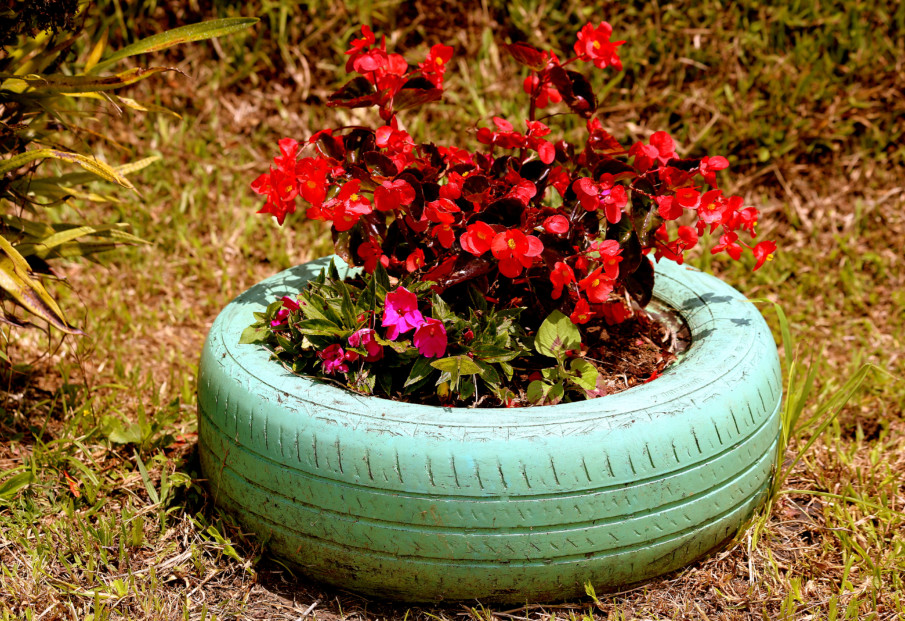 24 Colorful Tire Garden Ideas To Consider | SharonSable