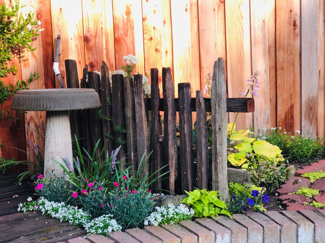 14 Cute Country Garden Vignettes Ideas Worth a Look | SharonSable