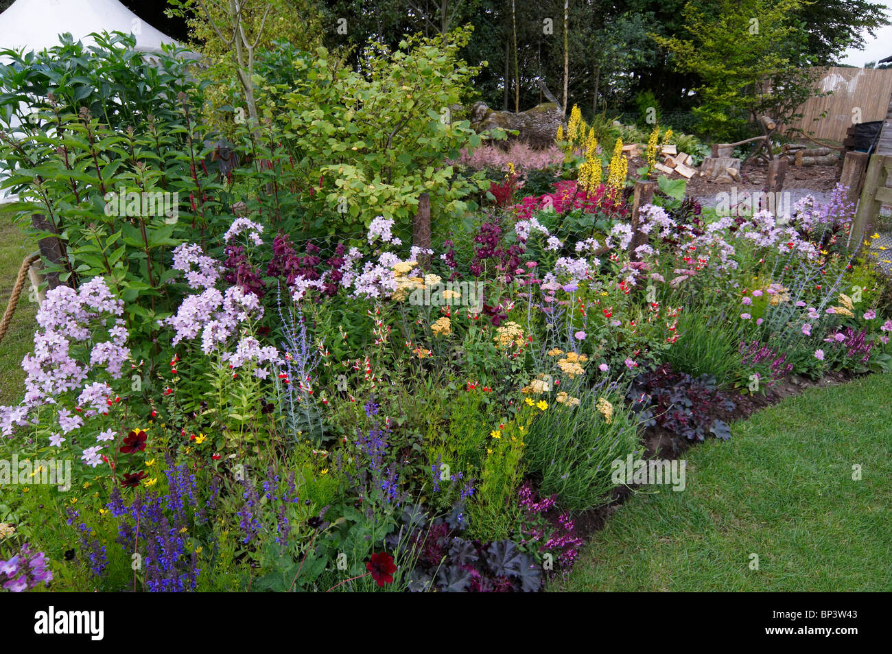 23 White Mixed Border Garden Ideas You Should Check | SharonSable
