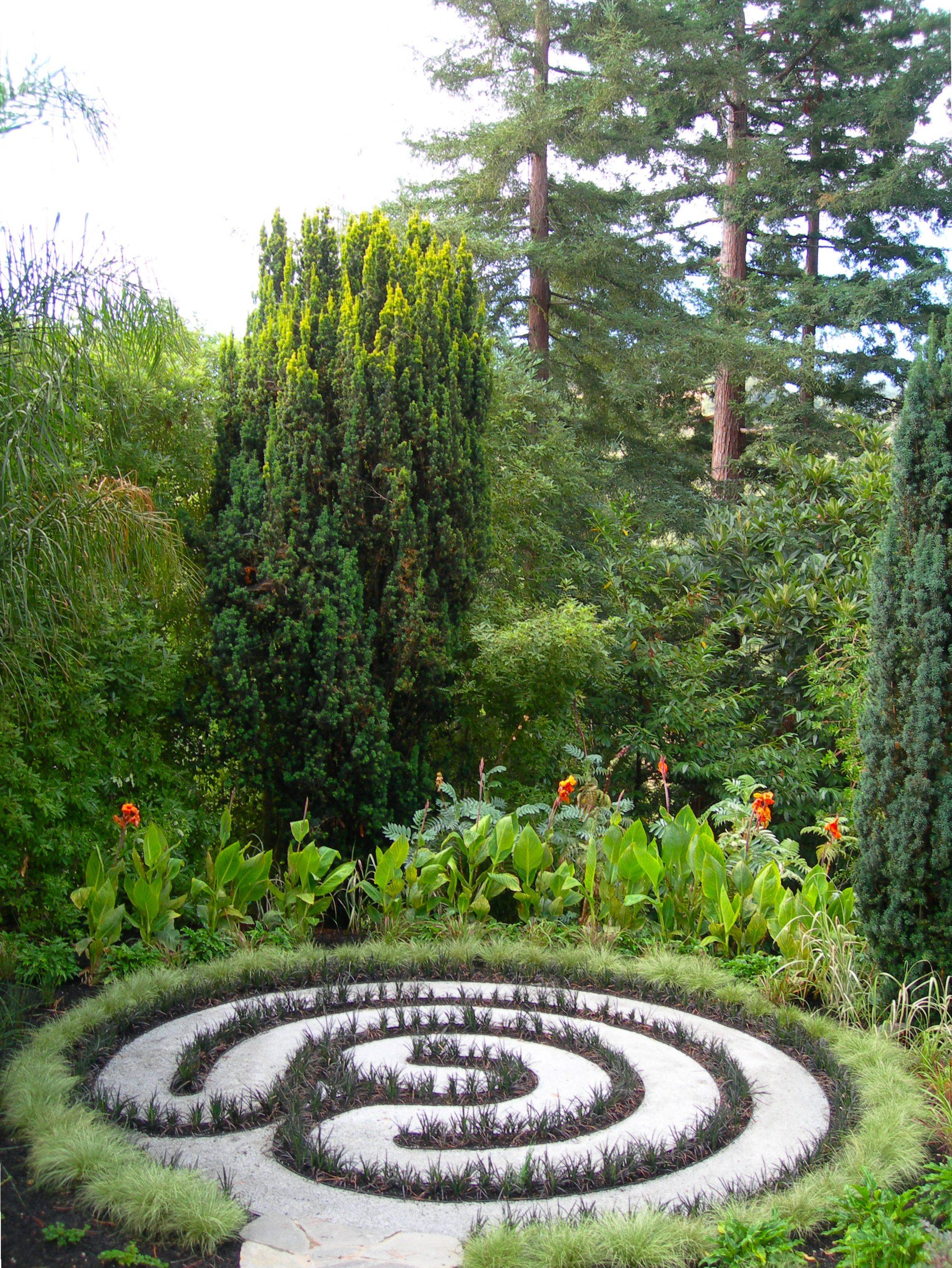 22 Labyrinth Garden Design Ideas You Should Check | SharonSable