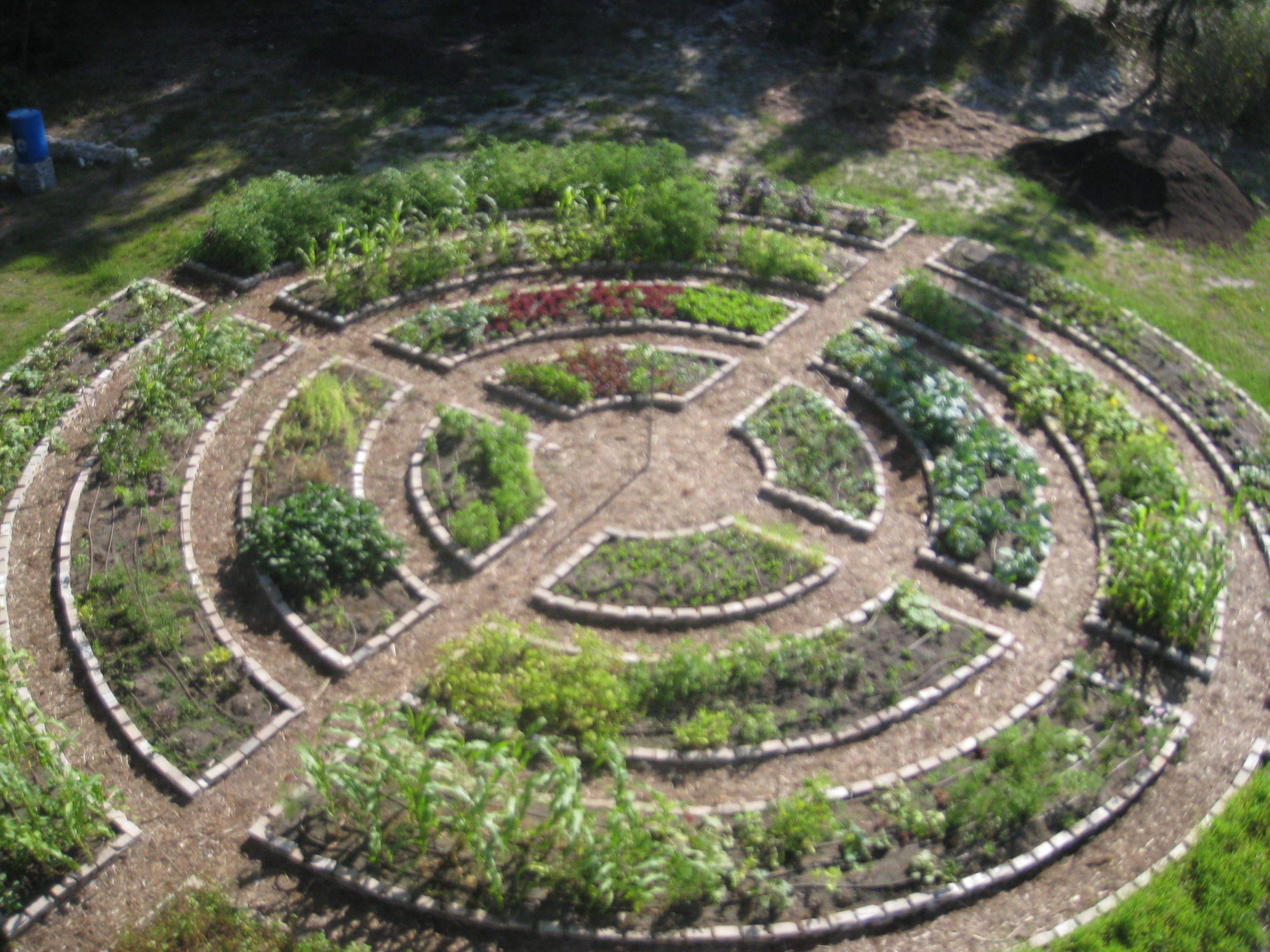 22 Labyrinth Garden Design Ideas You Should Check | SharonSable