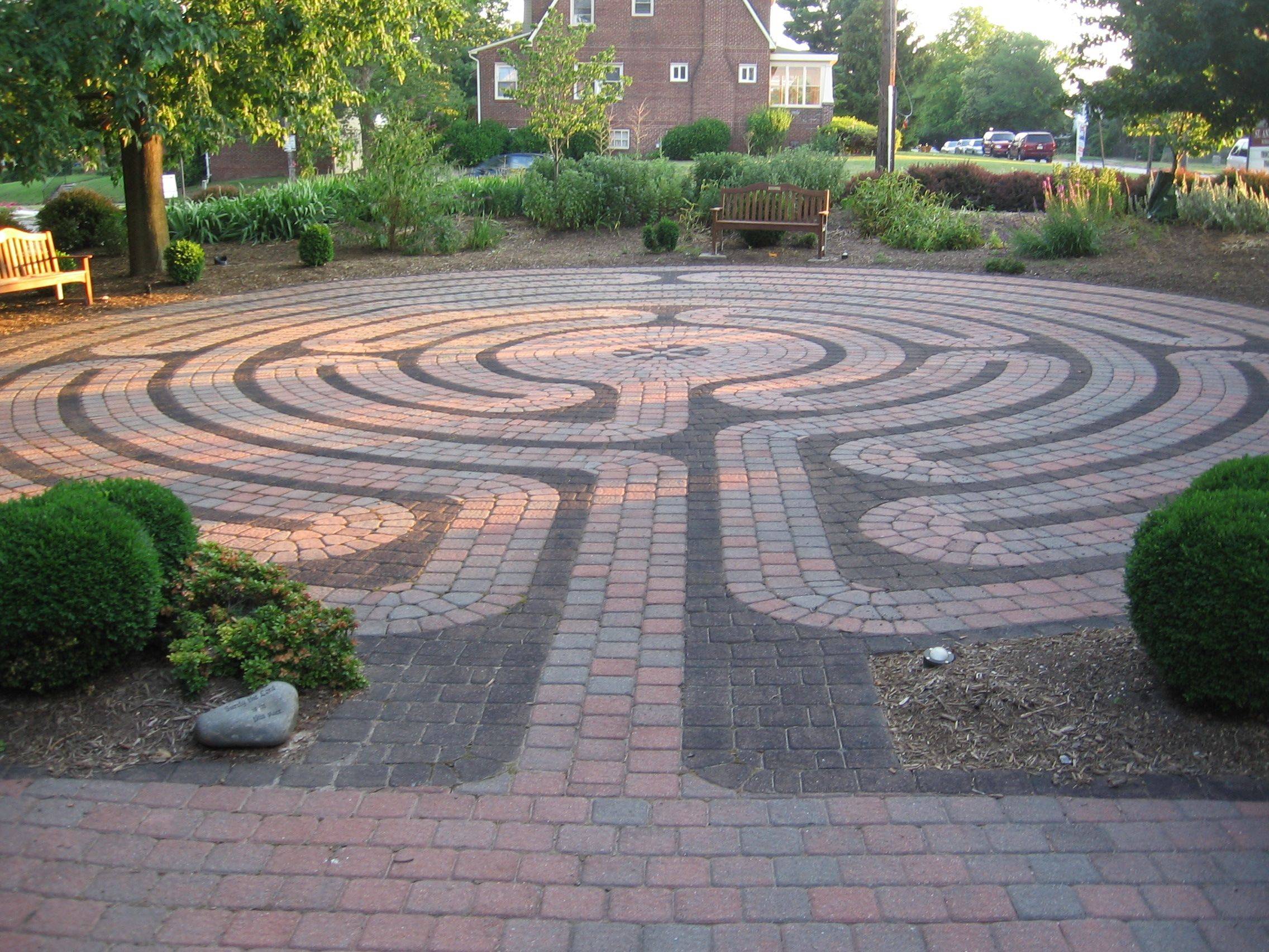 22 Labyrinth Garden Design Ideas You Should Check | SharonSable