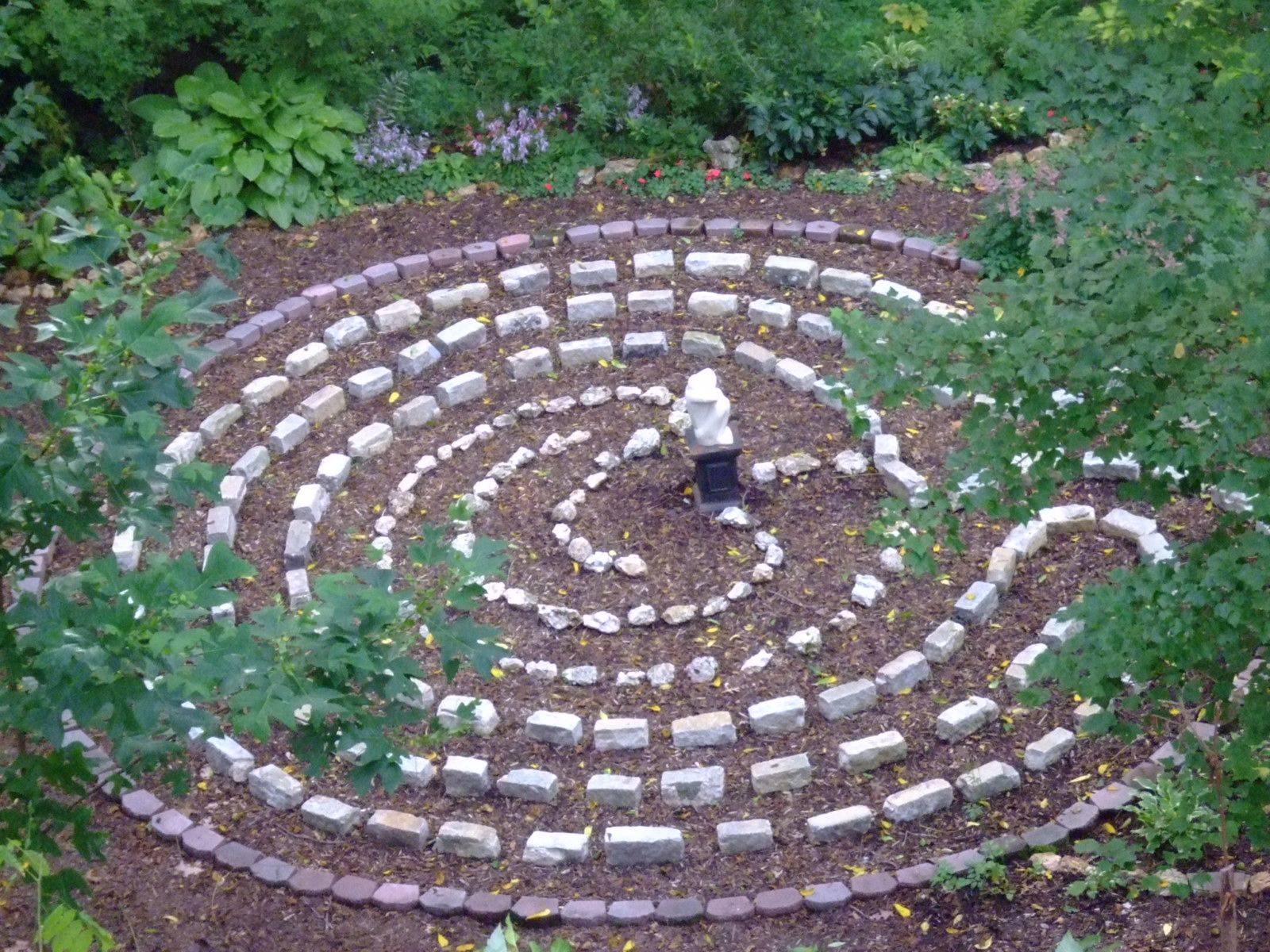 22 Stone Garden Labyrinth Ideas You Should Check | SharonSable
