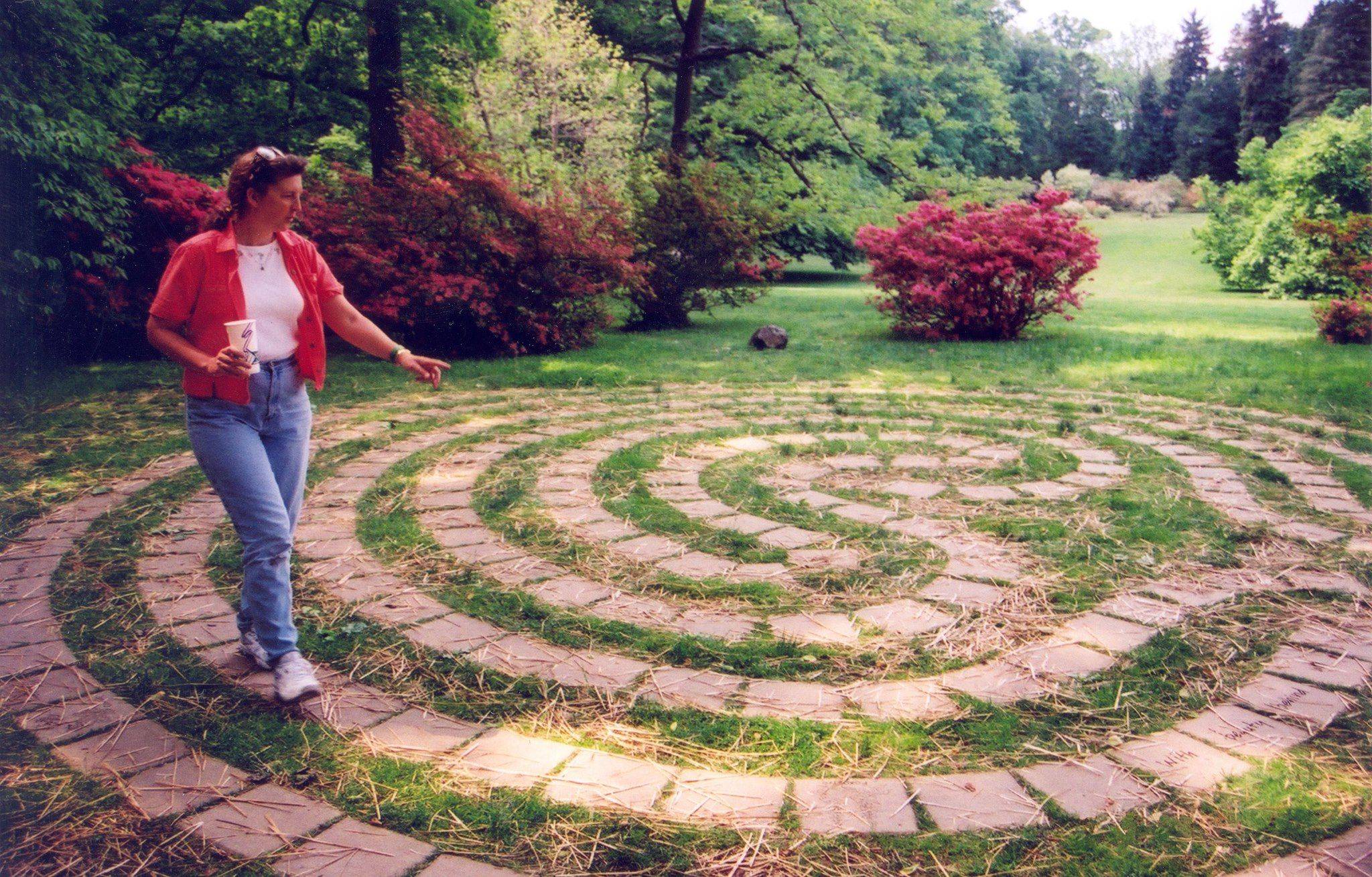 21 Labyrinth Flower Garden Ideas You Should Look | SharonSable