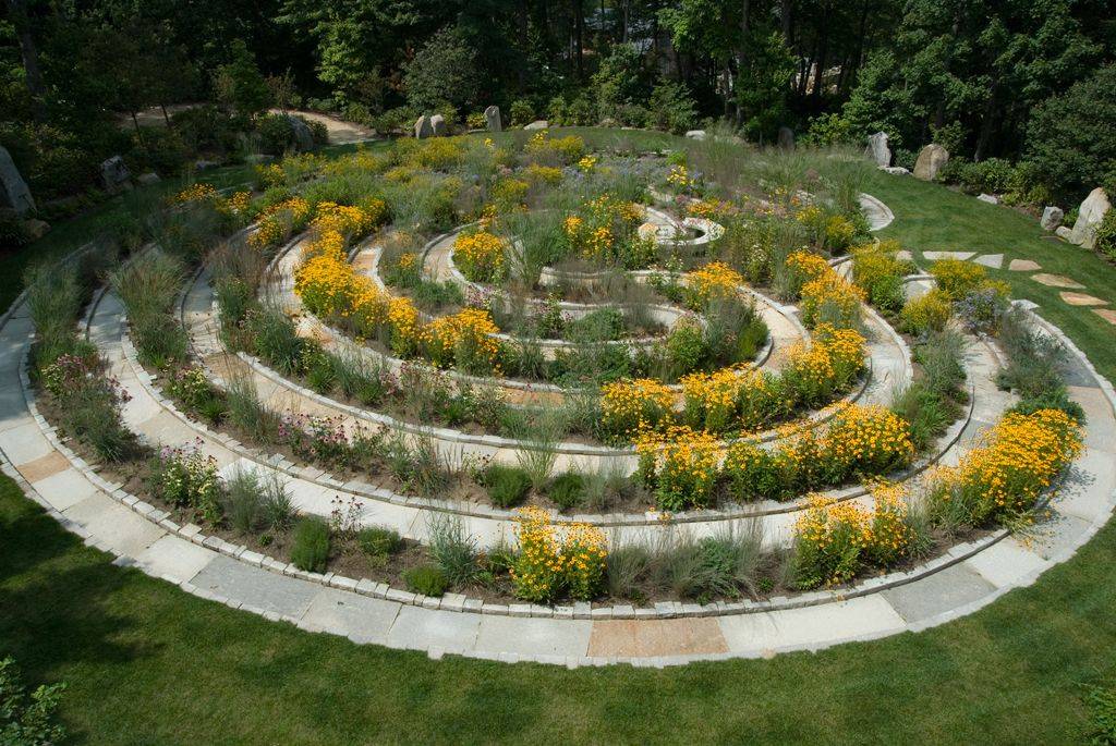 21 Labyrinth Flower Garden Ideas You Should Look | SharonSable
