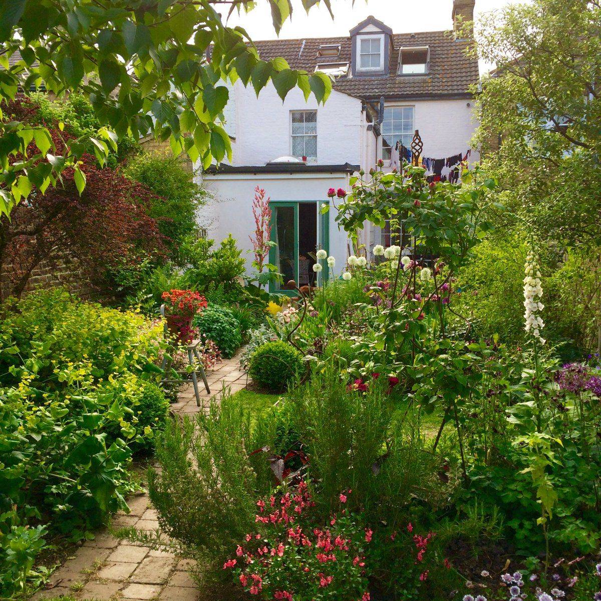 23 Small English Garden Courtyard Ideas To Try This Year | SharonSable