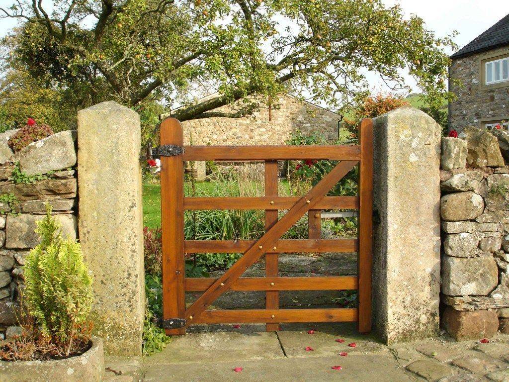 19 Rustic Wood Garden Gates Ideas You Gonna Love | SharonSable