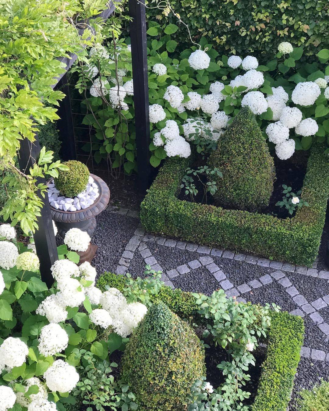 23 White Formal Garden Ideas You Cannot Miss | SharonSable
