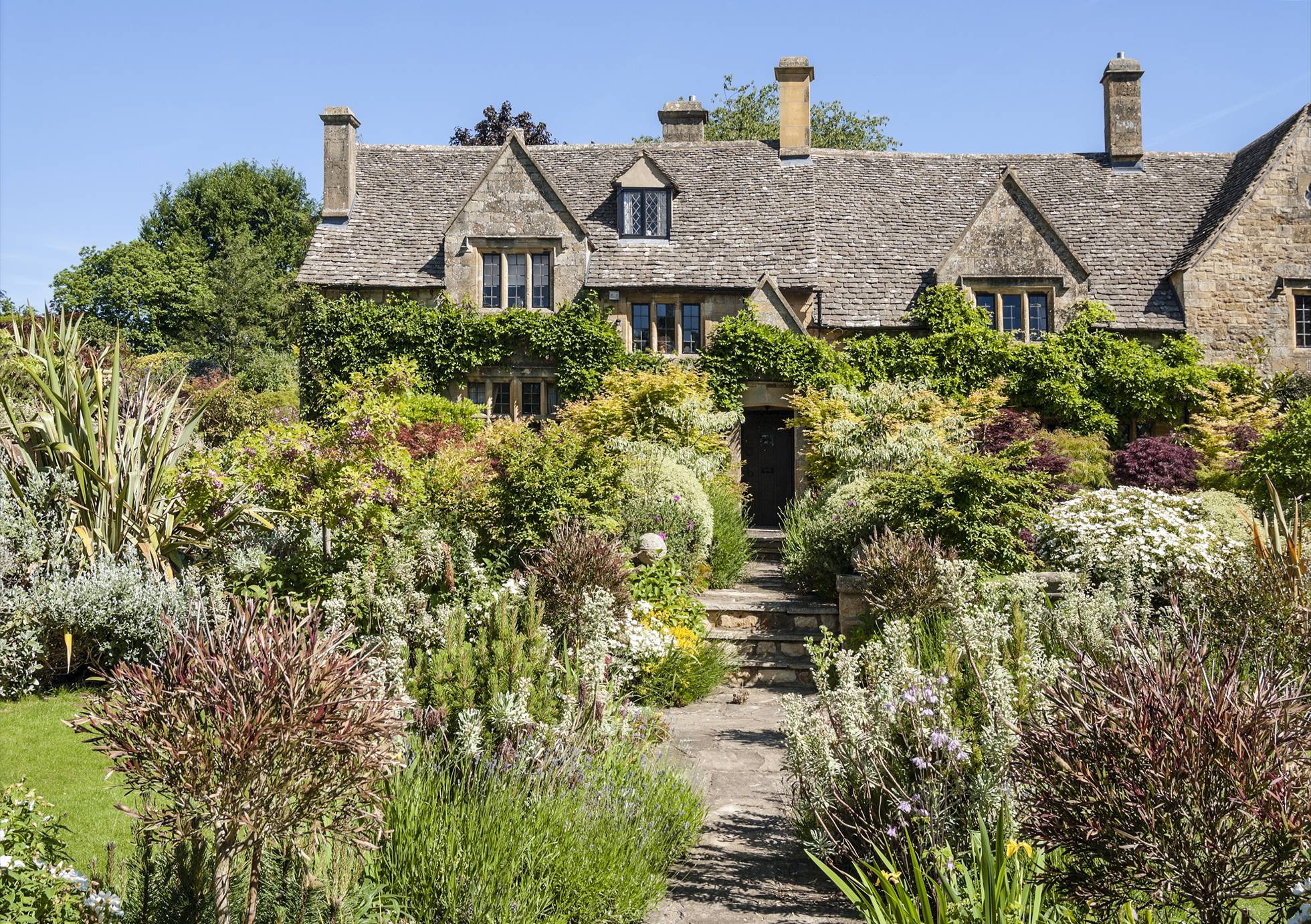 23 English Estate Garden Ideas To Consider | SharonSable