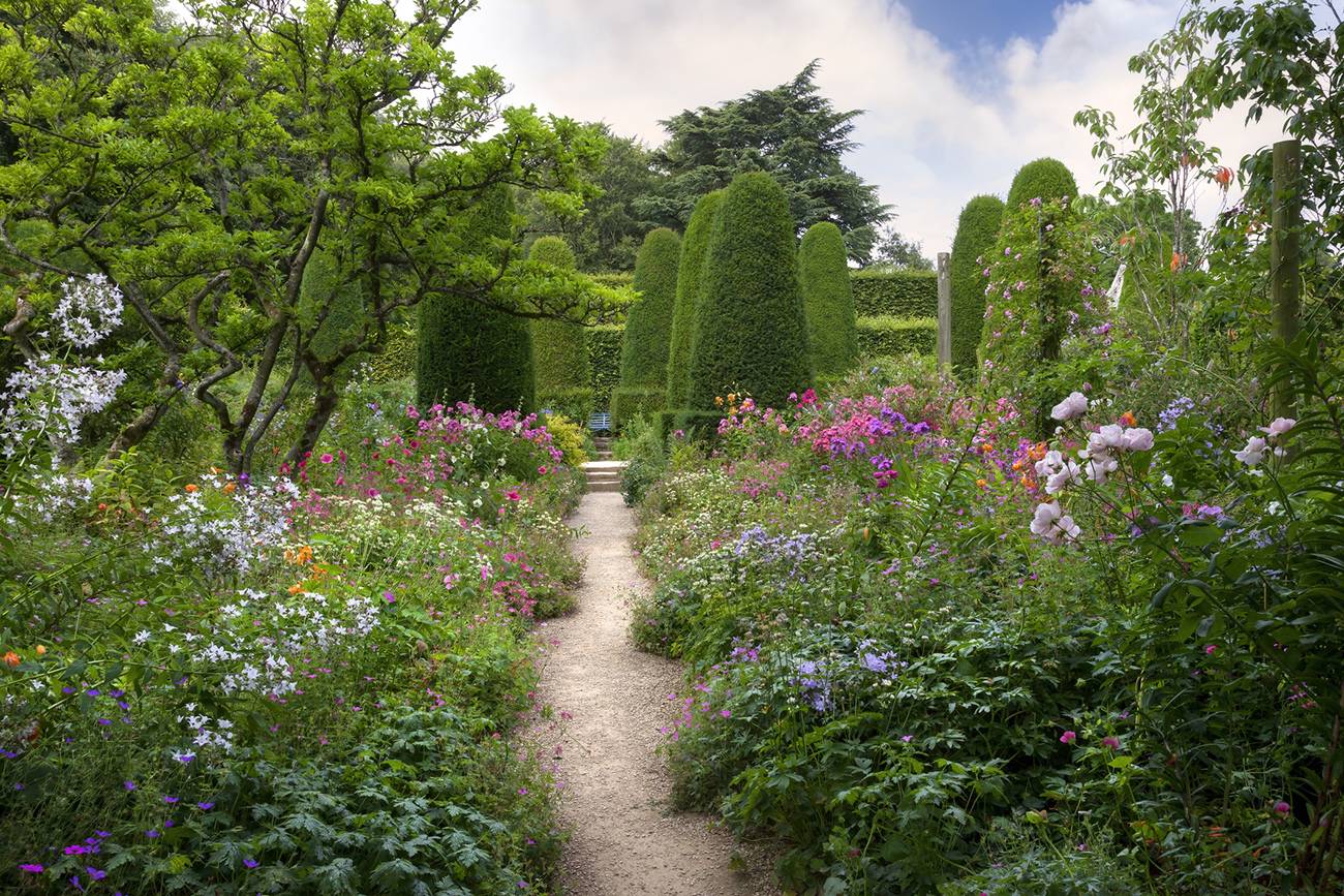 23 English Estate Garden Ideas To Consider | SharonSable