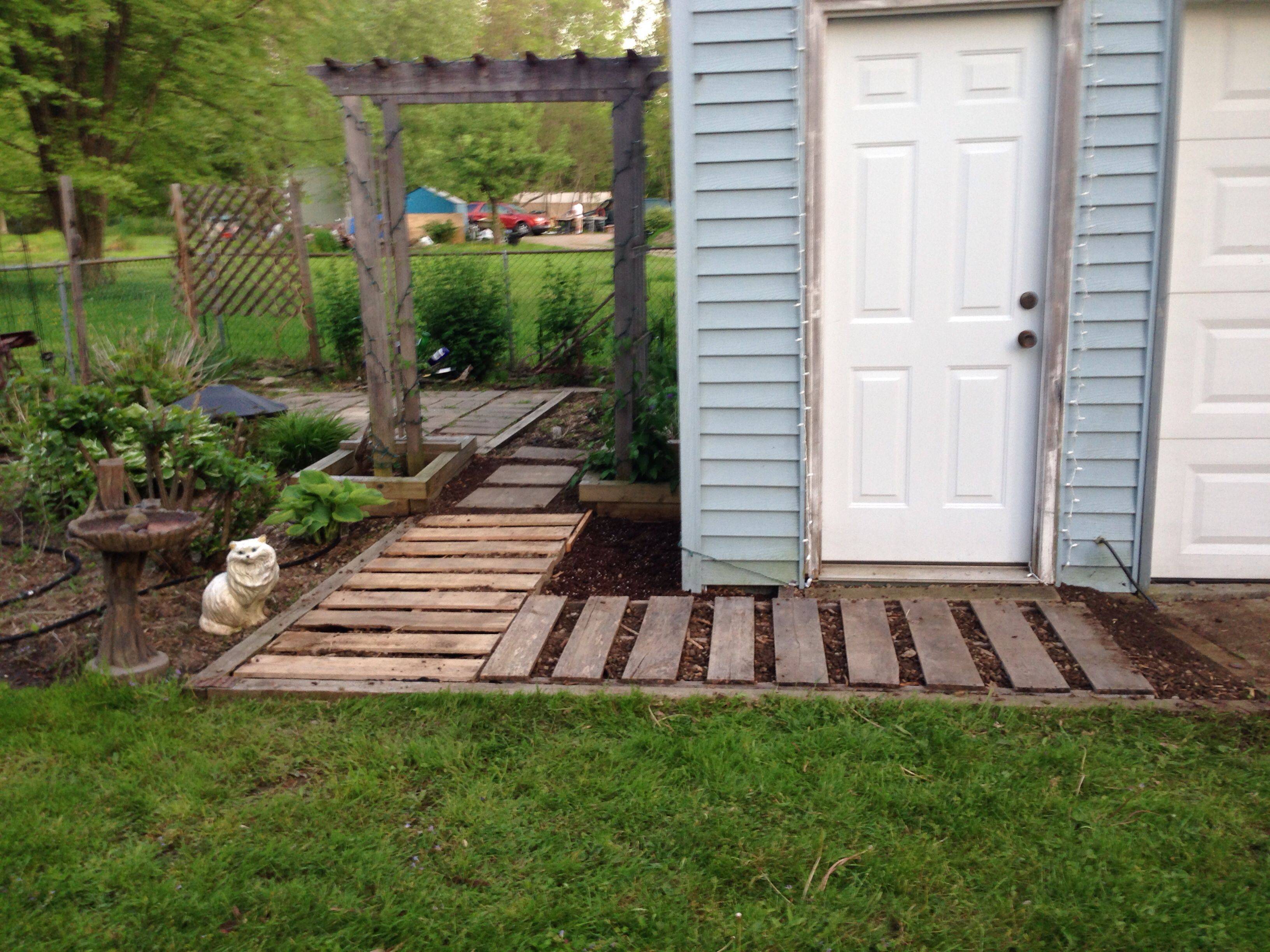 23 DIY Wood Pallet Garden Walkway Ideas To Consider | SharonSable