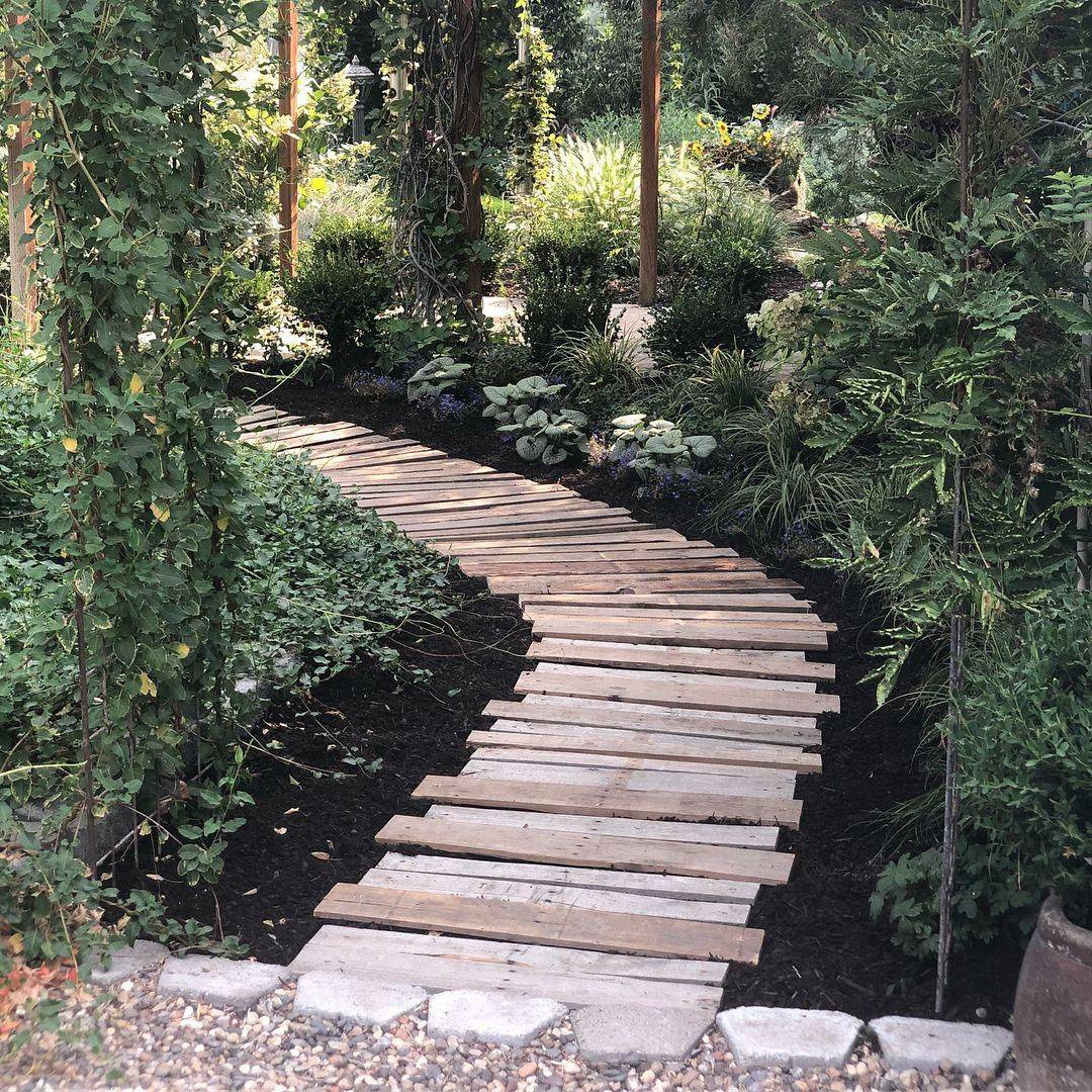 22 Pallet Walkways in Lawns and Garden Ideas Worth a Look | SharonSable