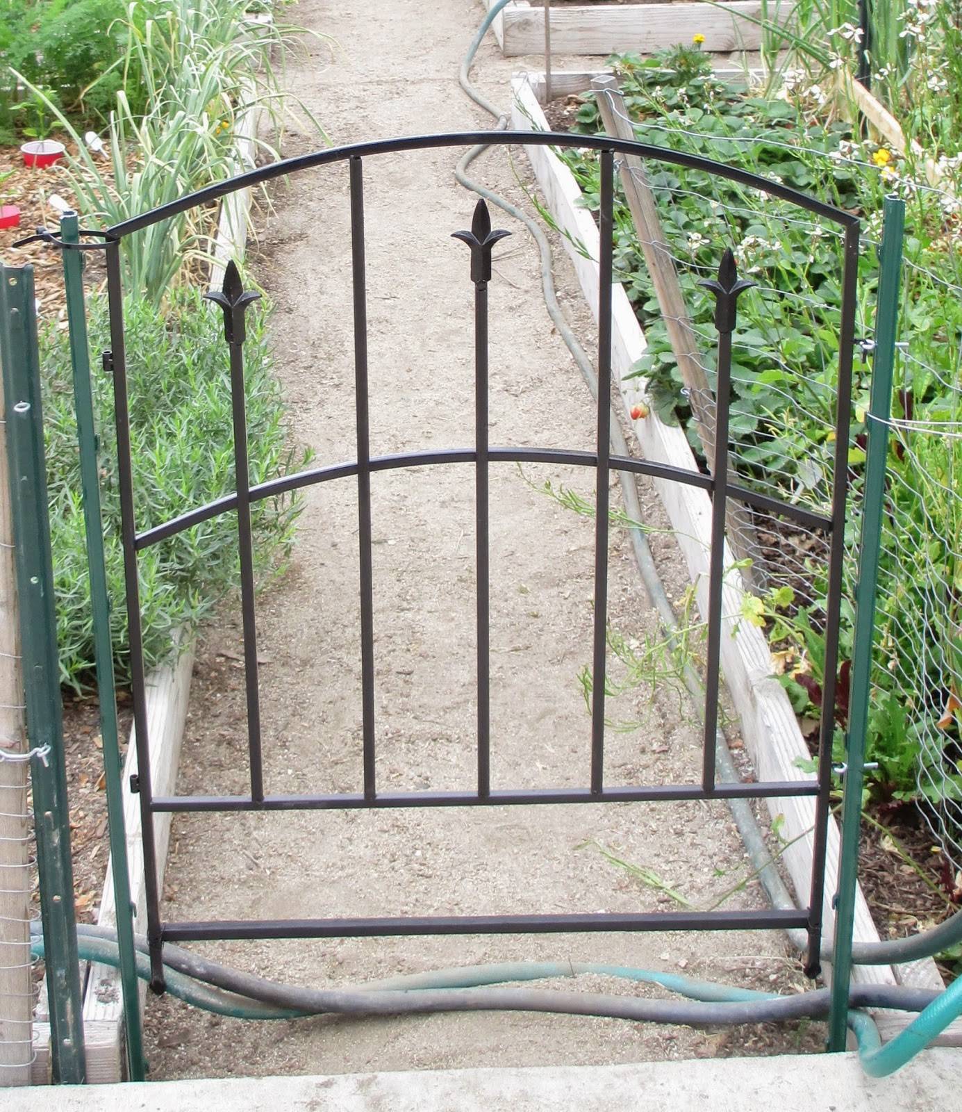 26 Simple Garden Gate Ideas You Cannot Miss | SharonSable