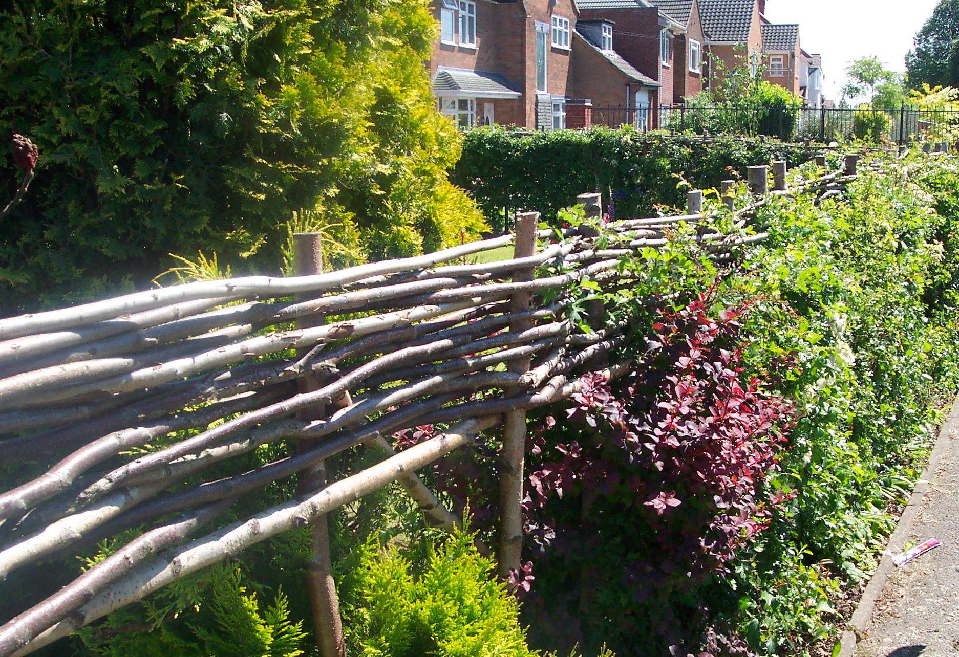 25 English Garden Fence Ideas Worth to Check | SharonSable