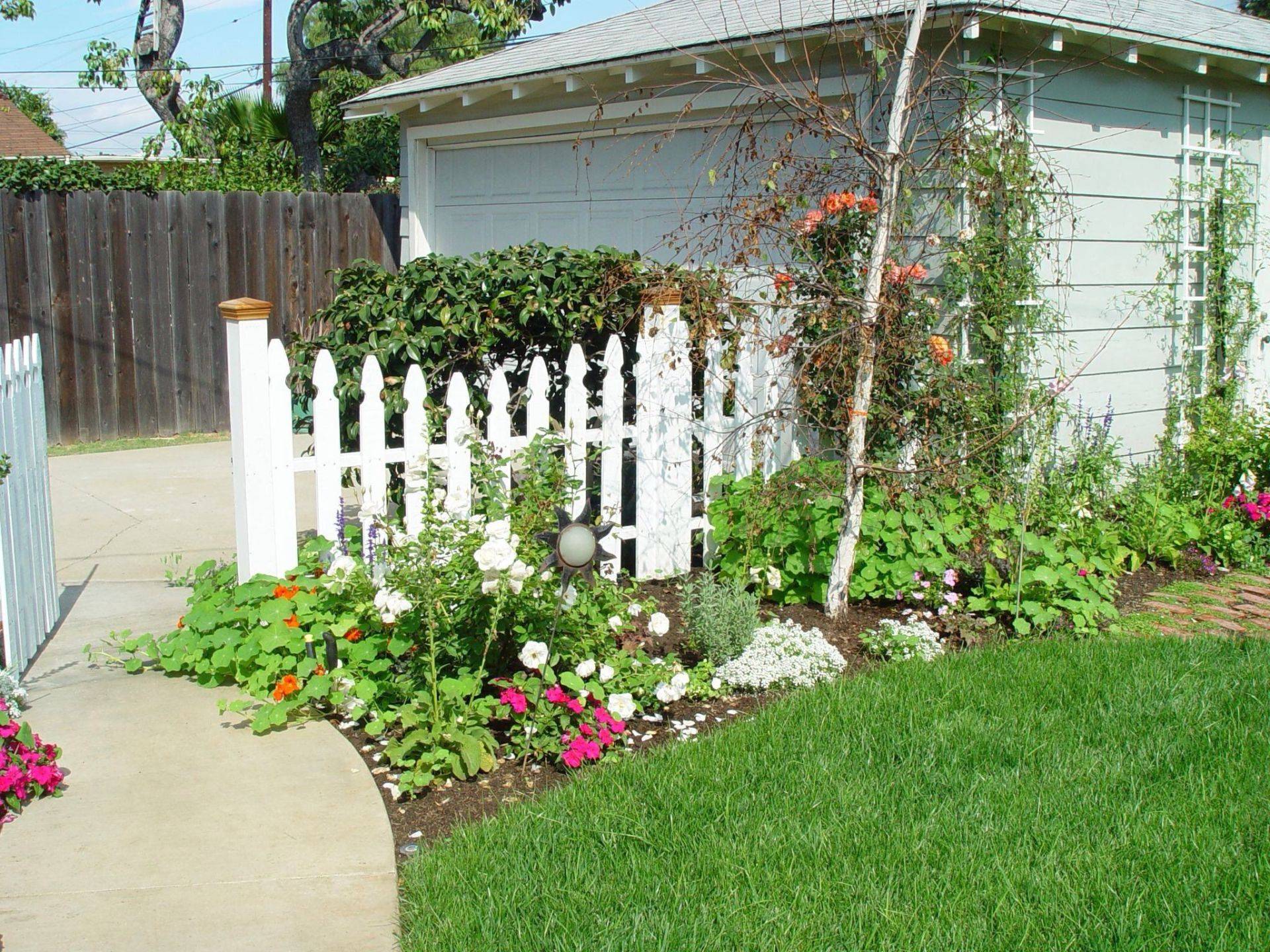 25 English Garden Fence Ideas Worth to Check | SharonSable