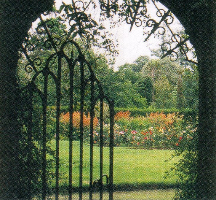 17 Beautiful French Garden Gates Ideas To Consider | SharonSable