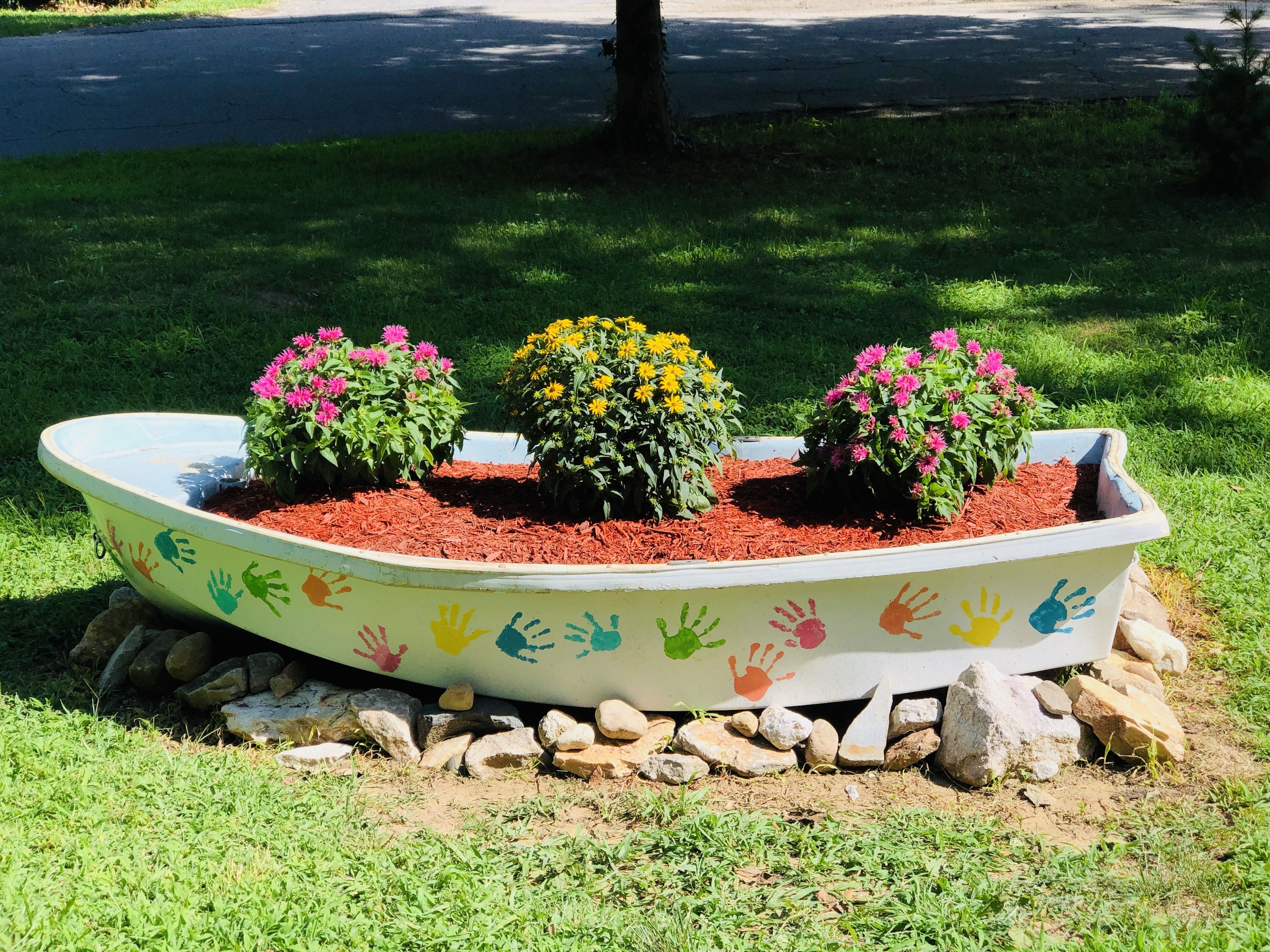 21 Boat Flower Garden Ideas For This Year | SharonSable