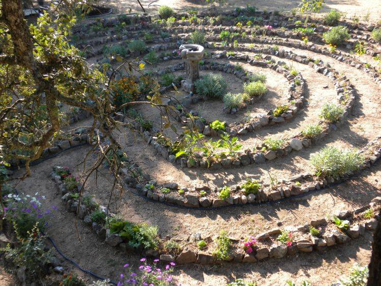 22 Spiral Garden Labyrinth Ideas For This Year | SharonSable