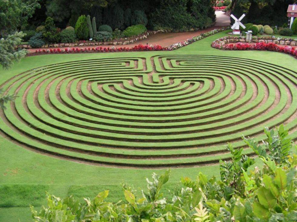 23 Labyrinth Garden Design Simple Ideas You Should Check | SharonSable